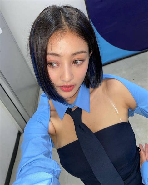 TWICE志效時尚造型引關注鏤空襯衫搭配緊身裙身材苗條迷人 K POPdays