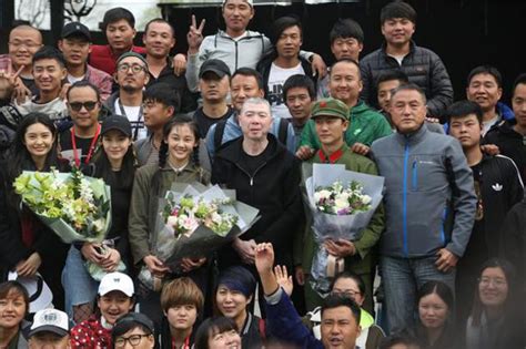 冯小刚曝《芳华》杀青照 双女主又纯又美图 青岛新闻网
