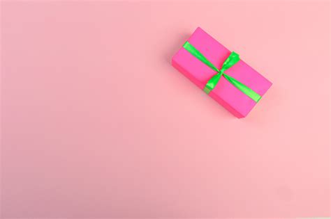 색상 배경과 텍스트 공간에 리본과 활 선물 상자 맨 위 보기 0명에 대한 스톡 사진 및 기타 이미지 0명 개념 개념과
