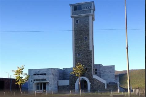 코소보 탈출과 기억의 벽은 코소보 알바니아인들의 희생과 고통을 상징합니다 Kosovapress