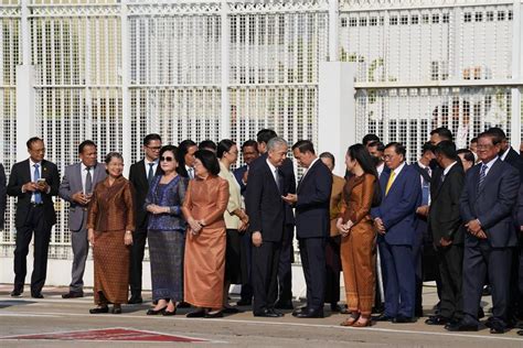 ព្រះមហាក្សត្រ និងសម្តេចម៉ែ បានយាងចាកចេញពីរាជធានីភ្នំពេញ