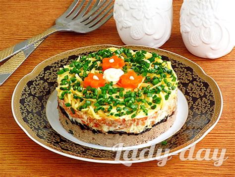 Смачний салат з курячою печінкою чорносливом і горіхами