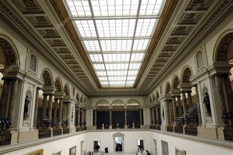 Visitantes hacen un recorrido en los Museos Reales de Bellas Artes de Bélgica en Bruselas el