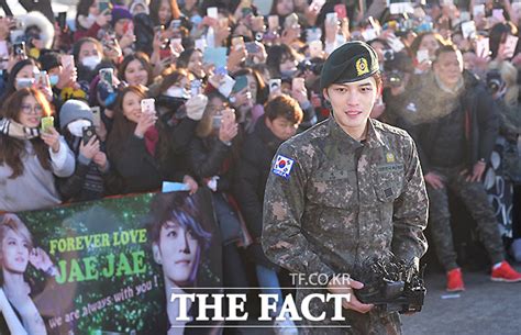 Tf포토 Jyj 김재중 혹한에도 팬들 사랑 받으며 따뜻한 전역 포토 기사 더팩트