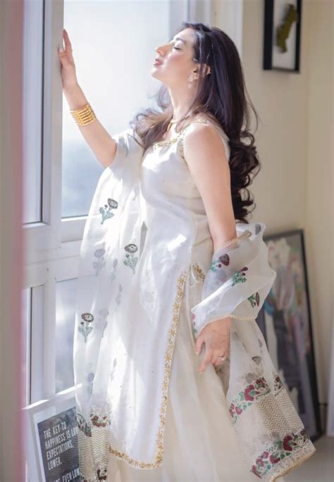 Mariyam Nafees Beautiful Pictures With Husband Amaan Ahmed Reviewit Pk