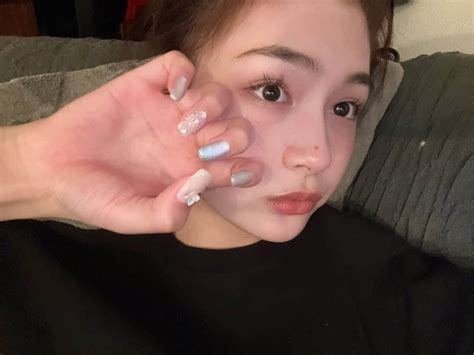 椎名亜美さんのインスタグラム写真 椎名亜美instagram「1ヶ月半ぶりにネイル変えたよ〜💅 蝶々のせたの🦋 Lumem