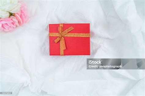 선물과 꽃 고립 된 흰색 직물 질감 배경을위한 빨간 골판지 상자 계절에 대한 스톡 사진 및 기타 이미지 계절 공란 기념일 Istock
