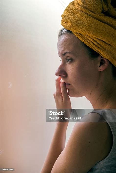 뭔가에 대해 생각 창 근처 외로운 소녀 우울 가정의 방에 대한 스톡 사진 및 기타 이미지 가정의 방 갈색 머리 감정 Istock