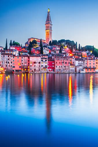 Rovinj 이스트리아 반도 크로아티아 구시 가지 항구 물 반사와 황혼 일몰에 대한 스톡 사진 및 기타 이미지 일몰