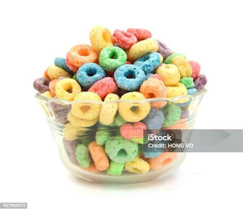 아이 아침 식사 이외에 흰색 건강 하 고 재미 있는 유리 그릇에 맛 맛 있는 영양 과일 시리얼 루프 색상 묘사에 대한 스톡 사진