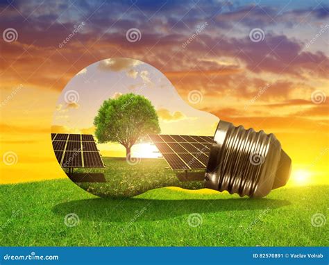Panneaux à énergie Solaire Dans Lampoule Au Coucher Du Soleil Image
