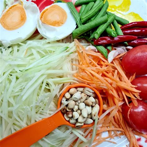วิธีทำส้มตำไทยไข่เค็ม อาหารอีสานทำง่าย แซ่บได้ทุกวัน
