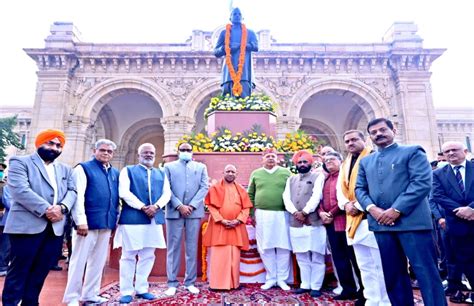 सीएम योगी ने पूर्व प्रधानमंत्री चौधरी चरण सिंह की जयंती पर किया