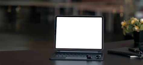 Ruang Kerja Mockup Buka Tablet Digital Layar Kosong Dengan Keyboard