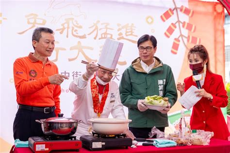 高雄過好年三鳳中街開跑 陳其邁首發小紅包偕阿基師煮年菜 Etenews