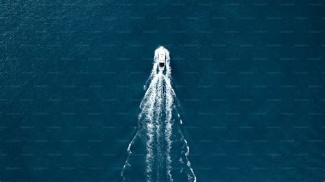 수역을 가로 질러 여행하는 보트 사진 Unsplash의 바르코 이미지