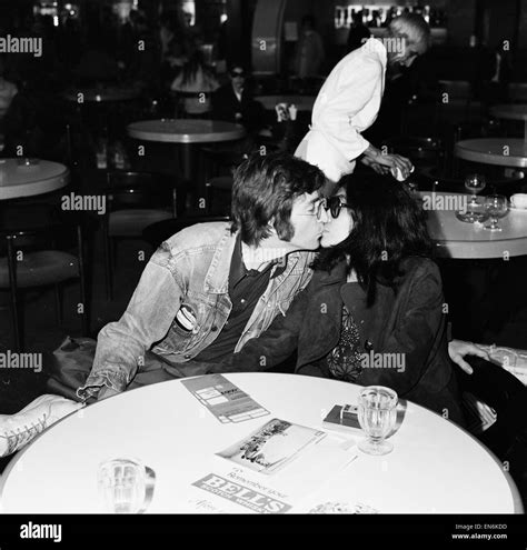 John Lennon Und Yoko Onos Bett In Waxwork Redaktionelles Stockfoto🦌