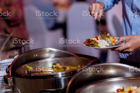 음식 뷔페 케이터링 식사 식사 파티 공유 개념사람들 그룹 케이터링 뷔페 음식 실내 고급 레스토랑에서 고기 다채로운 과일과 야채와