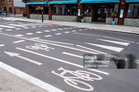 白塗り道路標示横断歩道サイクルレーンマーキング 自転車レーンのストックフォトや画像を多数ご用意 自転車レーン アスファルト