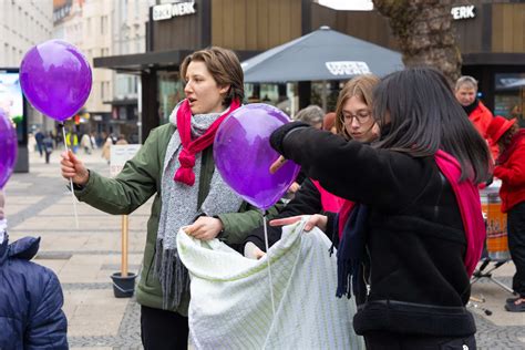 Wenn Die Milliarden Sich Erheben Flashmob Für Frauenrechte Wir In