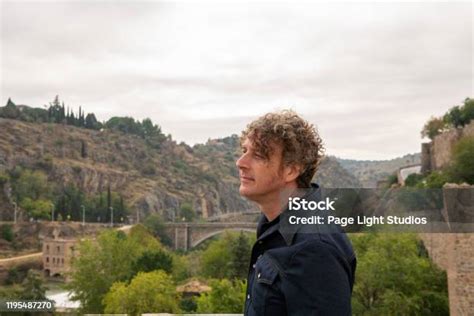 Seorang Pria Menghadap Pemandangan Toledo Spanyol Dari Jembatan