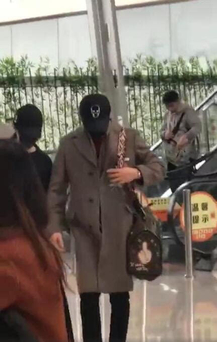 范冰冰李晨去青島探親被網友在機場偶遇，兩人穿著低調鞋子成亮點 每日頭條