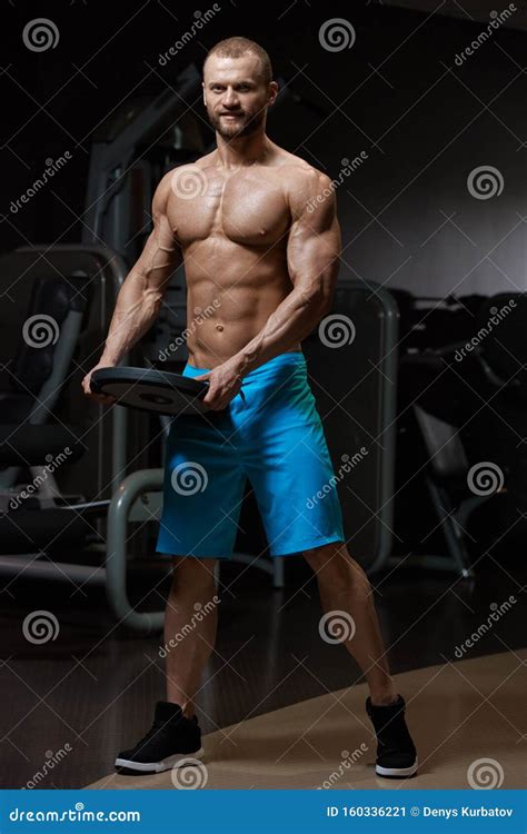 Constructor De Carrocer A Prepar Ndose Para El Levantamiento De Pesas Imagen De Archivo