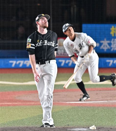 1回無死、ロッテ・荻野（右）に先制の左越えソロを浴びるスチュワート（撮影・冨永豊） なすすべなくcs初戦完敗ソフトバンクホークス「勝つ