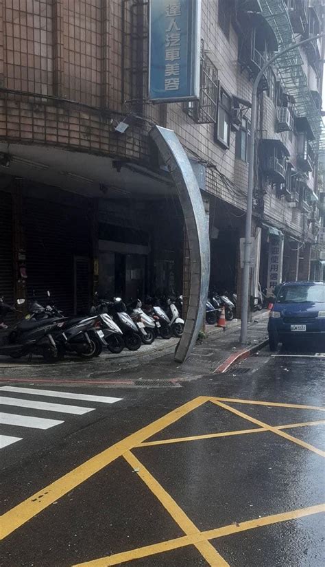 北投危樓出事了！招牌「砸落人行道」畫面曝光 居民嚇壞：磚塊一直掉