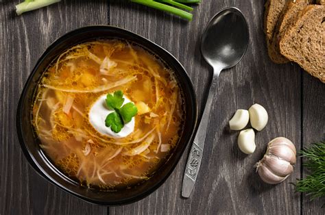 보드 딜 마늘 파 빵의 조각에 양배추와 우크라이나 하 전통 오렌지 국 전통적인 우크라이나 및 러시아 첫 번째 코스입니다 상위 뷰 0명에 대한 스톡 사진 및 기타 이미지