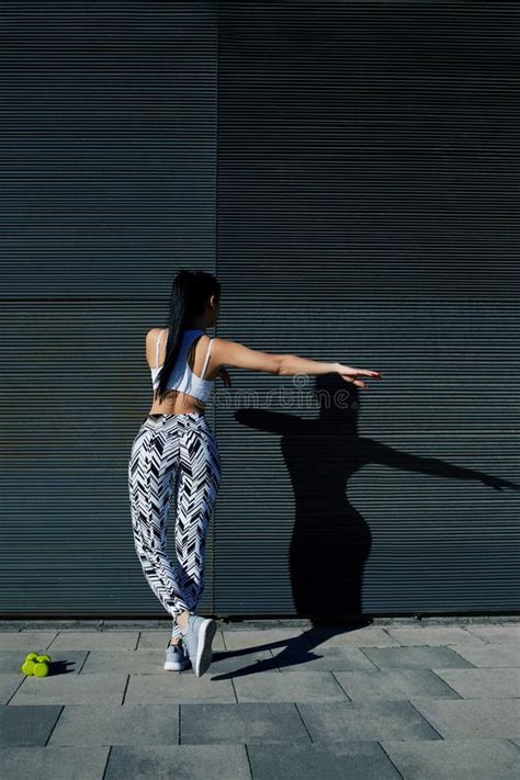 La Femme Sportive Avec Le Chiffre Parfait Et Les Fesses Forment L
