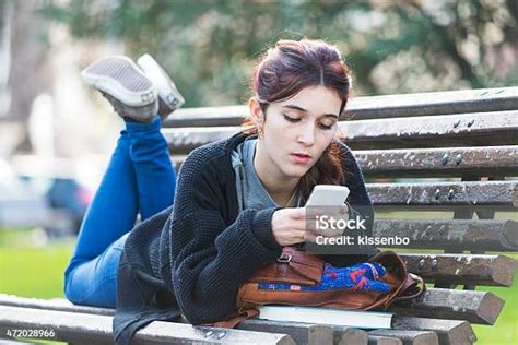 여자아이 독서모드 메시지를 전화 Adolescense Lifestile 컨셉입니다 야외 2015년에 대한 스톡 사진 및 기타