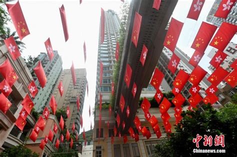 香港街头悬挂国旗特区区旗及广告庆回归25周年 新闻频道 中国青年网