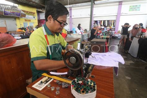 Jasa Jahit Seragam Sekolah Antara Foto