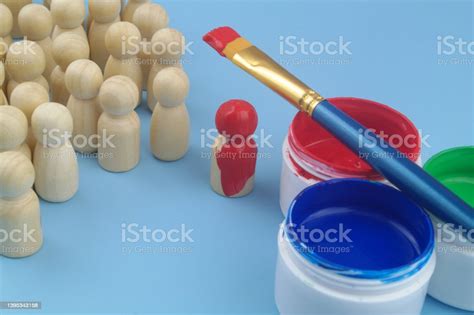 나무로 된 사람들의 인물과 페인트가있는 다른 페인트 브러시가 닫힙니다 0명에 대한 스톡 사진 및 기타 이미지 0명 개념