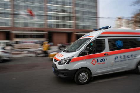 Doctors Pay Cut Stokes Concerns About China Health Crackdown Bloomberg