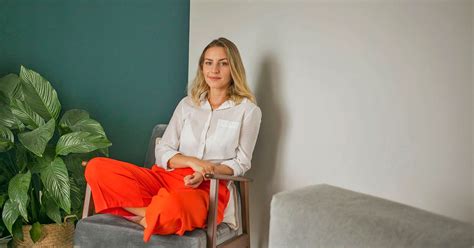 Ana Bušić Grafička Je Dizajnerica Jednostavnog Stila Kojoj Je Ples Nezaobilazan Motiv Super1hr