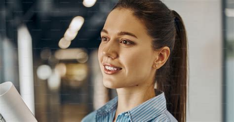 기술 도면과 복도에 서 있는 커피 머그잔을 가진 꿈꾸는 여성 제도자 사진 Unsplash의 한 사람 이미지