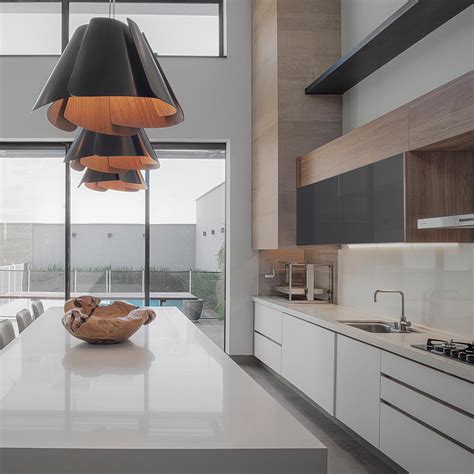 Espaço gourmet contemporâneo bege e amadeirado pontos de cor cinza Decor Salteado