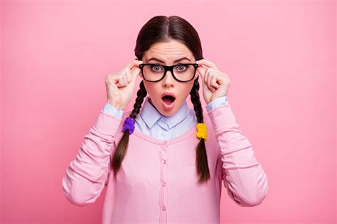 그녀의 클로즈업 초상화 그녀의 좋은 매력적인 사랑스러운 예쁜 귀여운 지능형 깜짝 궁금해 소녀 괴짜 를 입고 감동 사양 메시지 정보 반응 핑크 파스텔 색상 배경에 격리 땋은