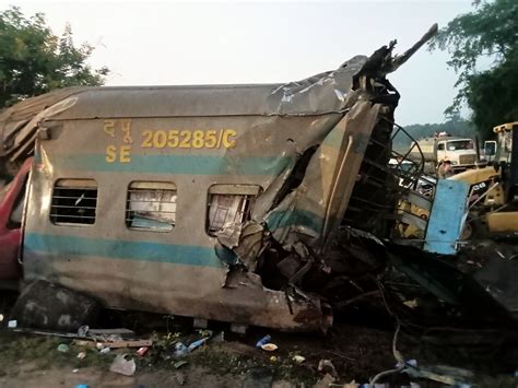 Train Accident 3 ट्रेनों की भीषण टक्कर बेपटरी दर्जनों बोगियां हर तरफ