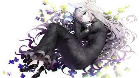 Аниме девочка в черном платье лежит на белом фоне · 1366x768 бесплатная фотография от Bradeya