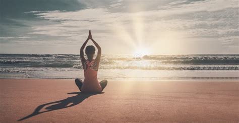 Silhouette Junge Frau Die Bei Sonnenuntergang Yoga Am Strand