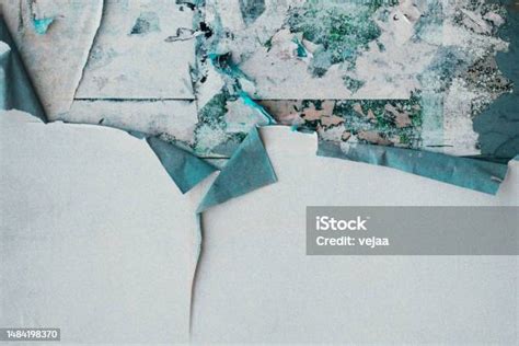 오래된 그런지 찢어진 콜라주 도시 거리 포스터는 구겨진 종이 플래카드 질감 배경에 주름이 잡혔습니다 찢어진 색이 바랜 종이 배경 표면 플래카드 0명에 대한 스톡 사진 및