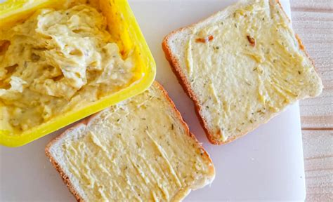 Cara Buat Garlic Spread Roti Guna Bahan Fresh Macam Makan Di Restoran