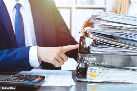 부기장 또는 재무 관리자 및 비서 작성 보고서 계산 또는 잔액 확인 국세청 검사관이 재무 문서를 확인합니다 감사 개념 개념에 대한 스톡 사진 및 기타 이미지 Istock