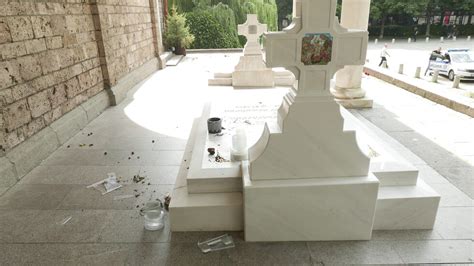 Отново оскверниха гробовете на патриарх Неофит и екзарх Йосиф ВИДЕО СНИМКИ Nova