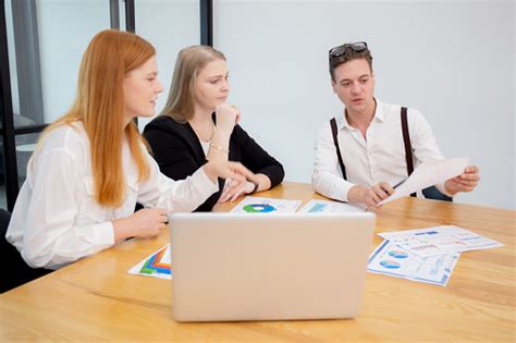 사무실에서 계획 및 전략 마케팅을 위한 비즈니스 사람들 회의 팀 관리자 및 파트너가 그래프 및 차트 보고서로 재무 및 투자 통계에 대한 회의를 논의합니다 경영자에 대한 스톡