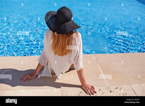 Junge Frau Am Pool Im Urlaub In Südfrankreich Stockfotografie Alamy