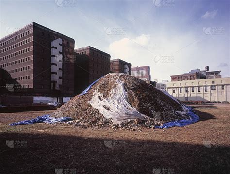 城市开发区的一堆沙和碎石